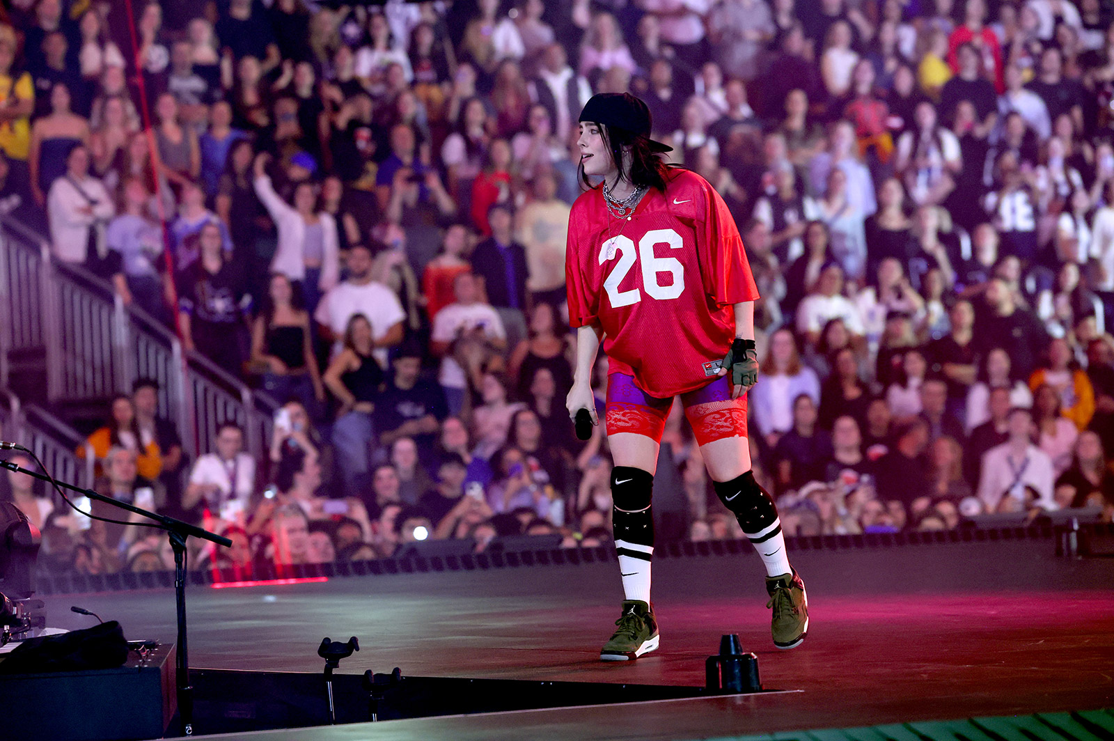 Billie Eilish begins 2024 tour (pics, video, setlist), adds LA shows