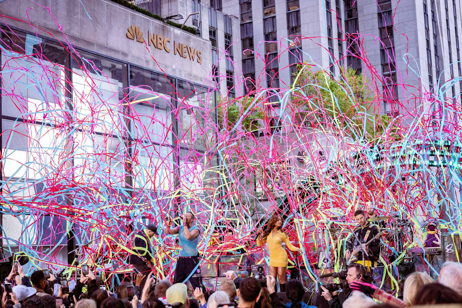 Coldplay announce 2025 tour, played 3 intimate NYC shows (pics, video ...