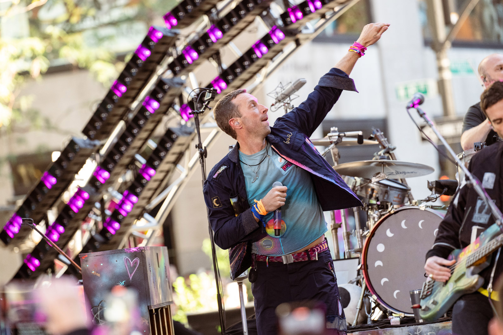 Coldplay announce 2025 tour, played 3 intimate NYC shows (pics, video ...