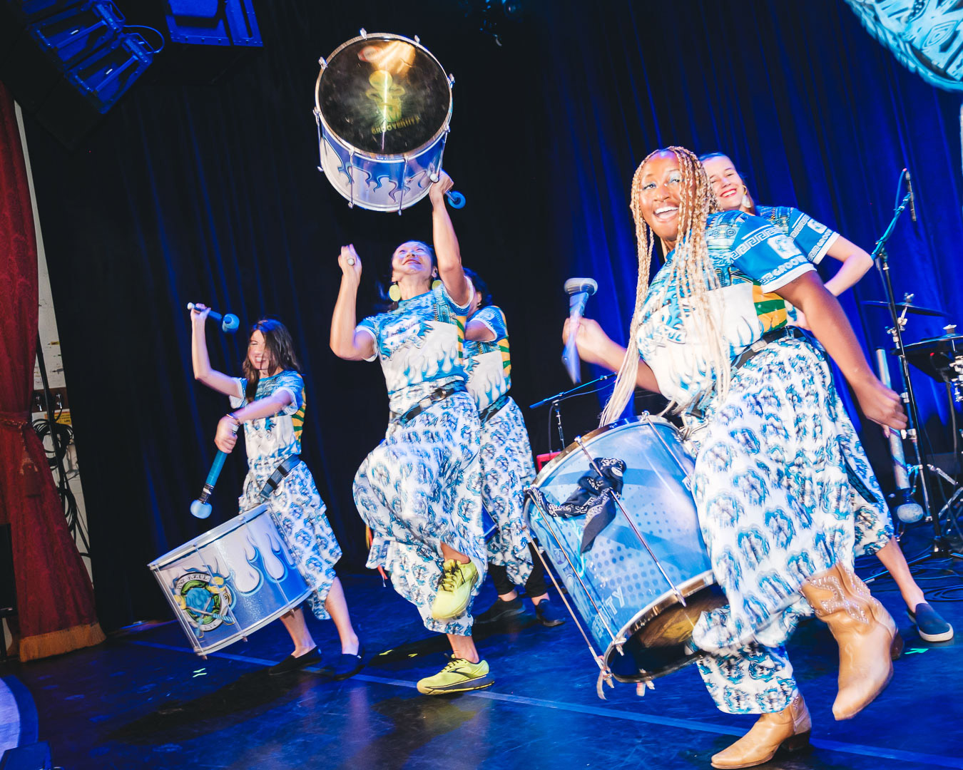 David Byrne, Fred Armisen, Thao & more played "Amazing Humans Doing ...