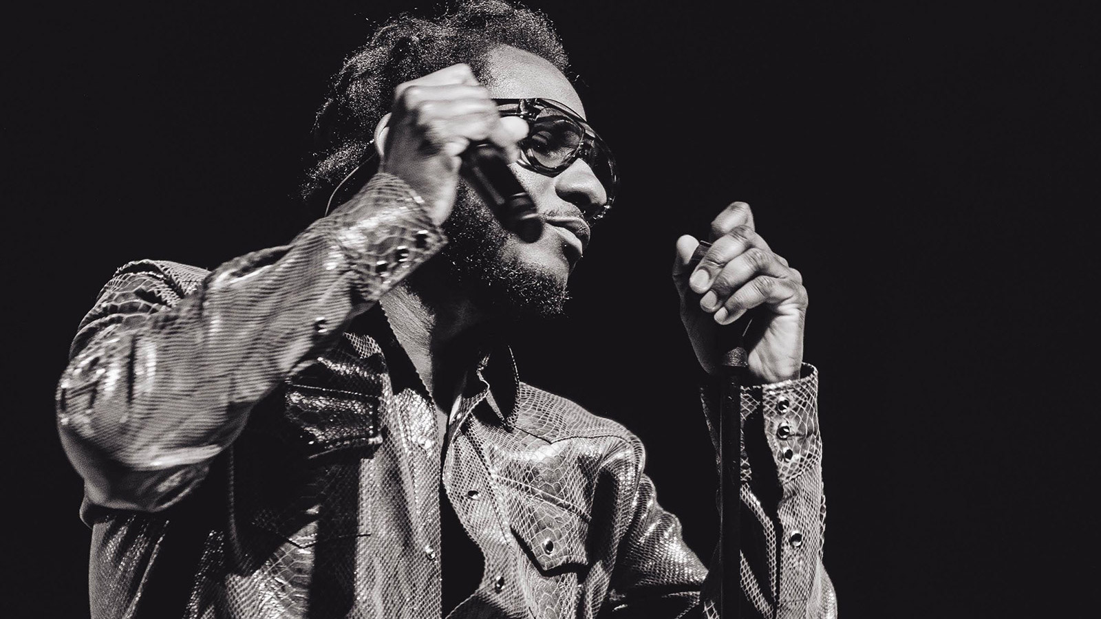 Leon Bridges began Beacon Theatre run with Hermanos Gutiérrez (night 1 ...