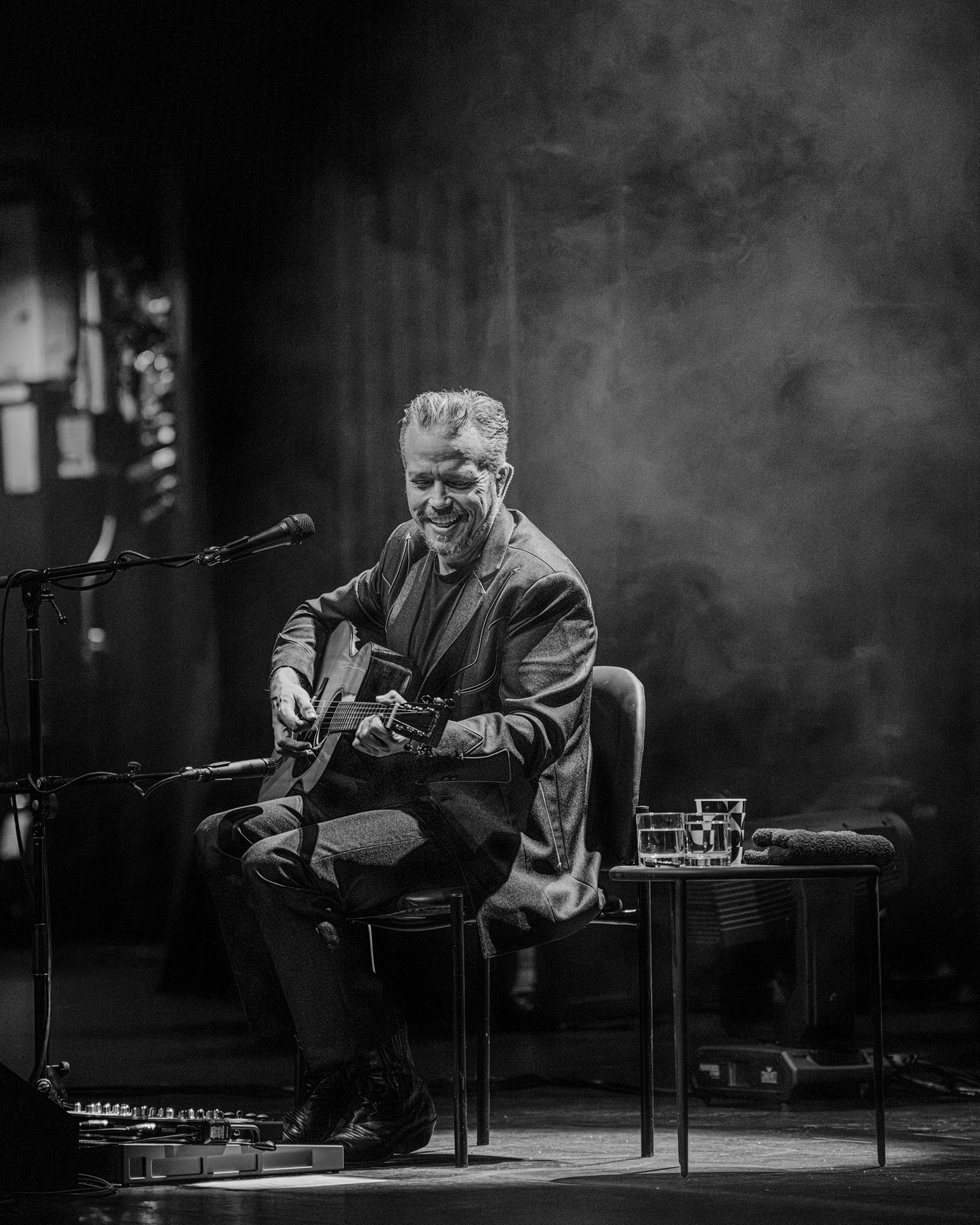 Jason Isbell played 2 solo shows at Beacon Theatre (pics, setlists)