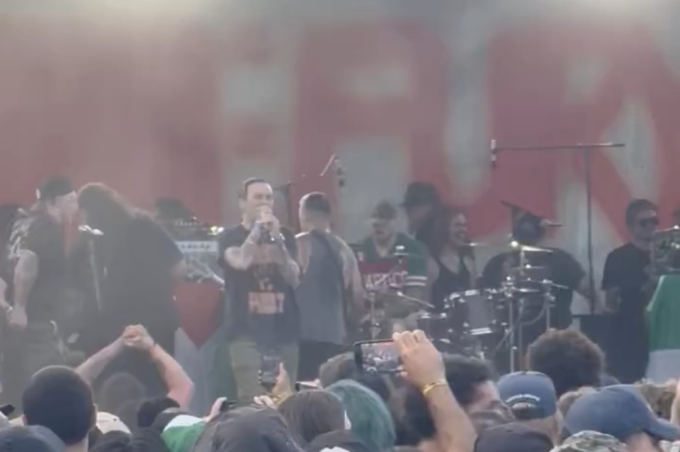 Watch Carry On make a surprise (partial) reunion at Sound & Fury for ...