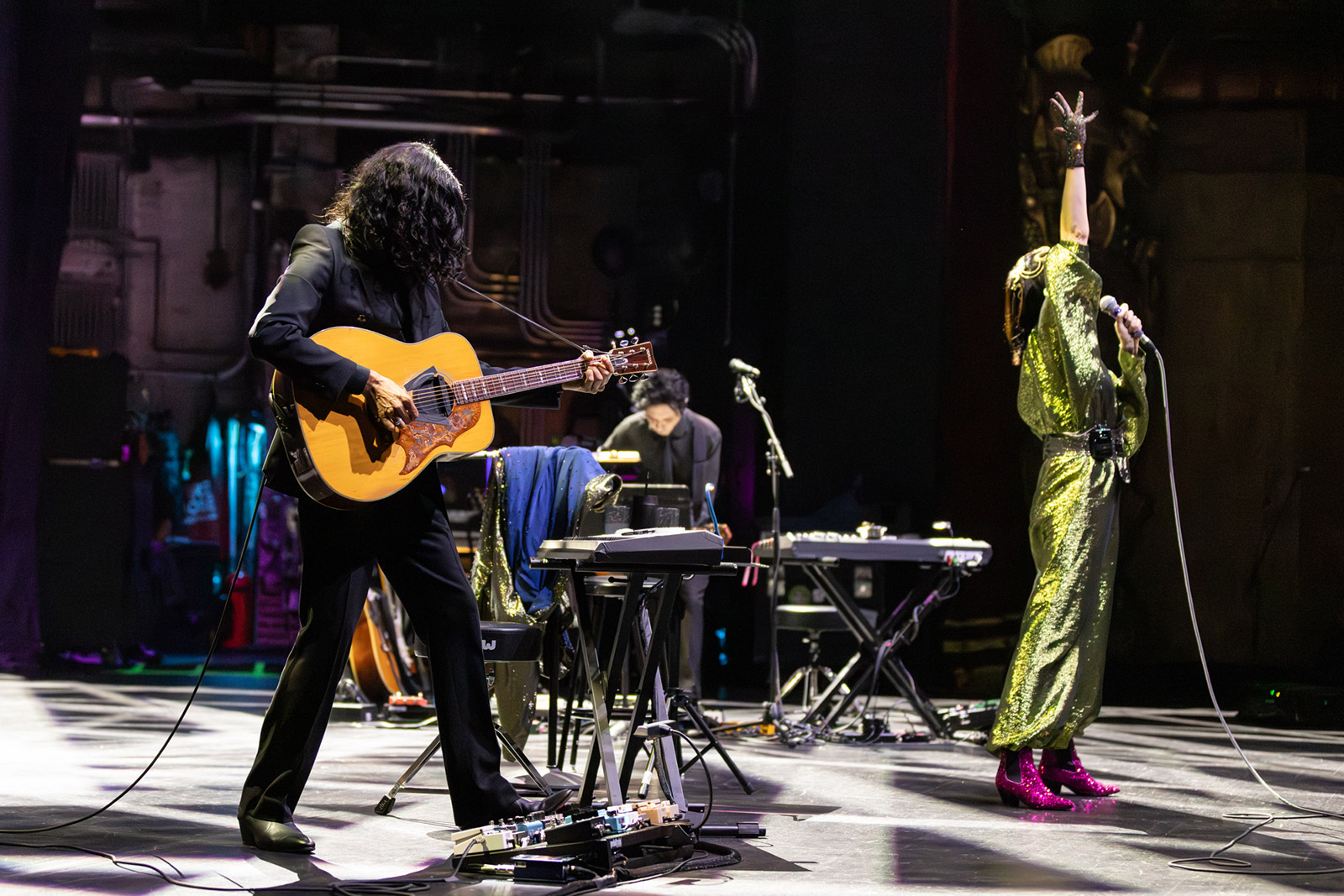 Yeah Yeah Yeahs wrapped up Hidden in Pieces tour with 3 Beacon Theatre ...